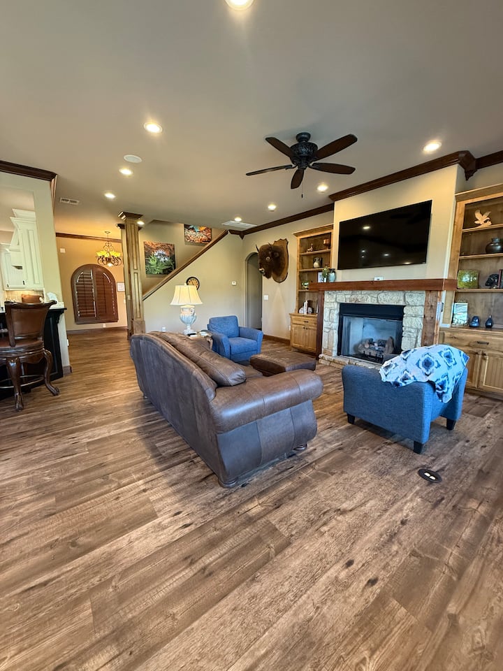 Waters Edge: A Luxurious Waterfront Retreat Hottub - Medicine Park, OK