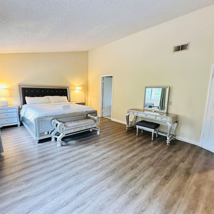 R1 Large King Bedroom &Tv /Pool House/private Bath - West Covina, CA