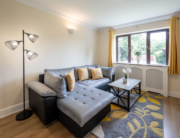Chippenham Double En-suite 5 Bed Home. Parking X 4 - Chippenham