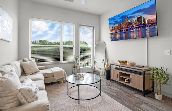 Downtown Views | Convention Center + Free Parking - Dallas, TX