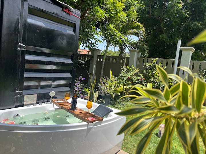 Baharibreeze-beach Access, Tiny, Outdoor Jacuzzi. - Tanzania