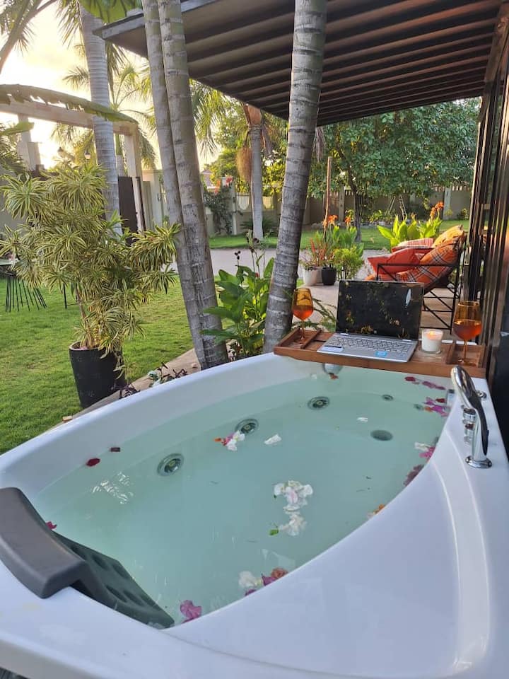 Baharibreeze-beach Access, Tiny, Outdoor Jacuzzi. - タンザニア