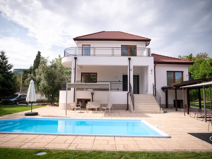 Private Villa With 5bd, Pool & Stunning Sea Views - Varna