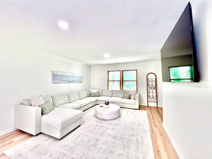 Hot Tub | 3 King Beds | Sleeps 8 | Modern Obx Home - Kitty Hawk, NC