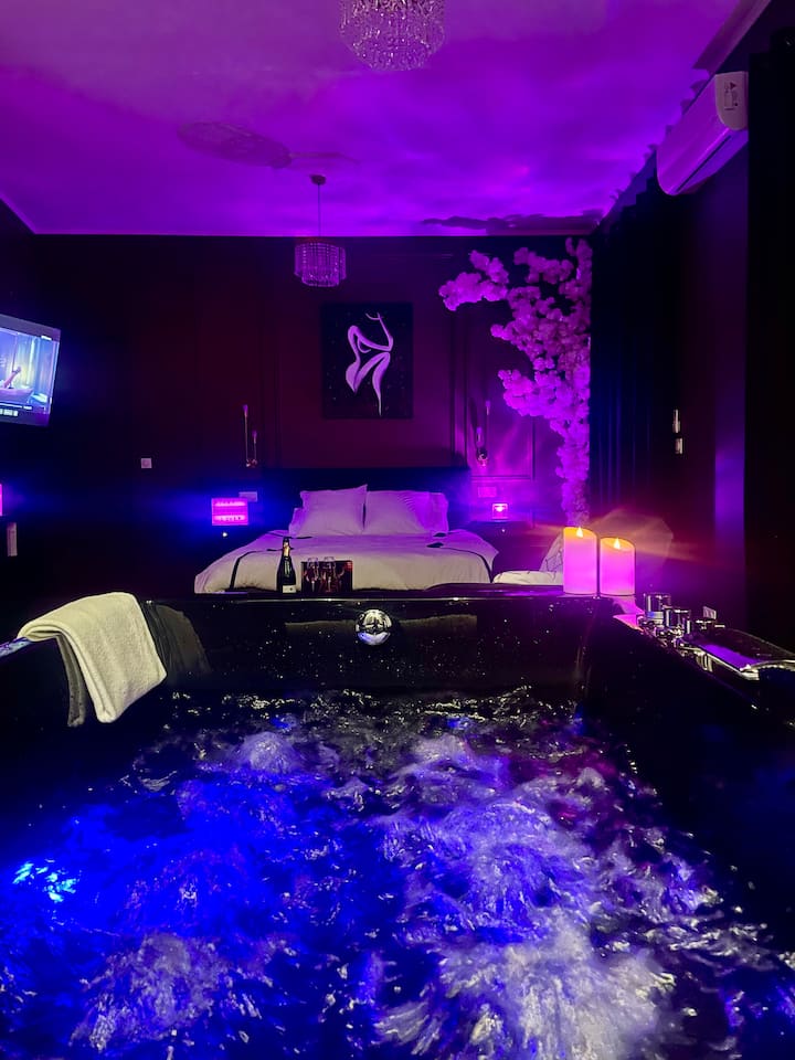 Suite Romantique Avec Jacuzzi Et Jeux Coquins - Roanne