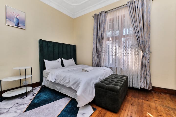 Spacious Private Room | Melville’s Best Location - Johannesburg