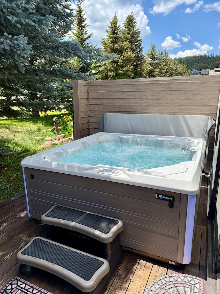Town Center Ski Retreat + Hot Tub - Big Sky, MT