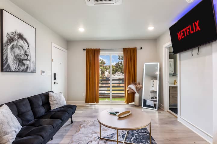 City Glimpse Getaway | Modern 1br + Balcony - Dallas, TX