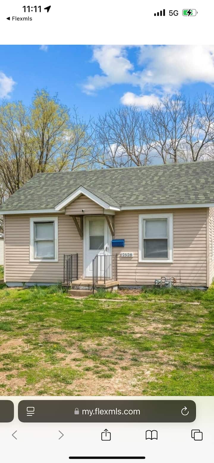 House With A Unique Look. - Springfield, MO