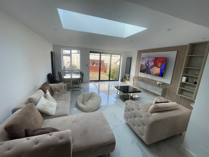 4 Bed Borehamwood-big Beds & Large Onsite Parking - Harrow