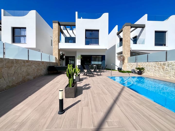 Stunning Modern Villa In Beautiful Punta Prima - España