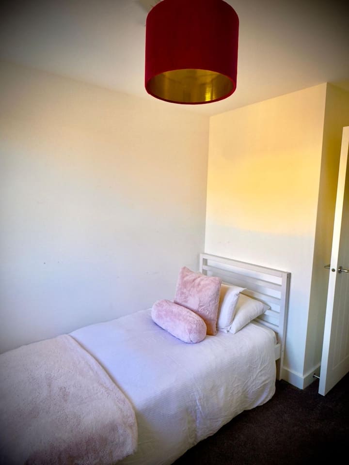 Peaceful Room Near Gatwick! - Crawley