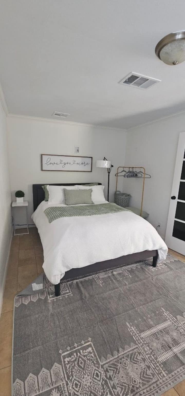 Quaint 2-bedroom Retreat - Bakersfield, CA