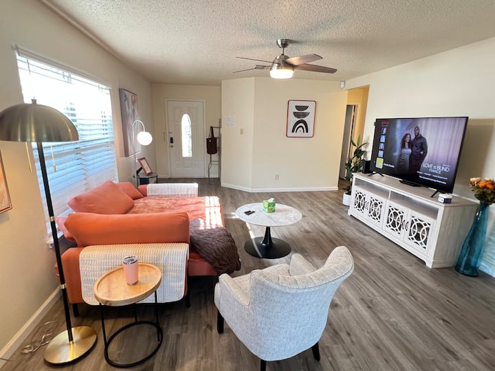 Cozy & Smart House Near Seaworld 2 Rooms & 3 Beds - San Antonio, TX