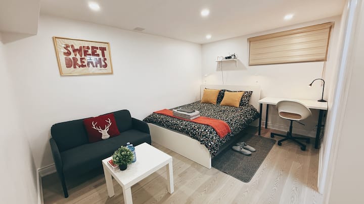 Private Bath + Free Parking In Toronto - Toronto