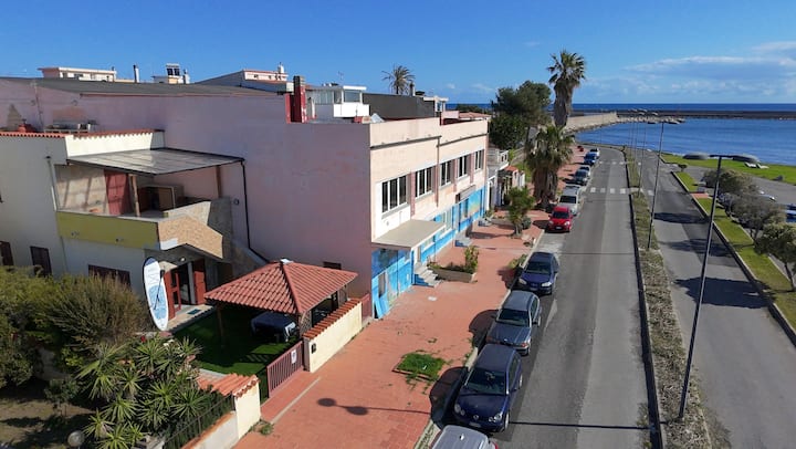 Blu Caletta: Appartamento Fronte Mare Con Giardino - Posada