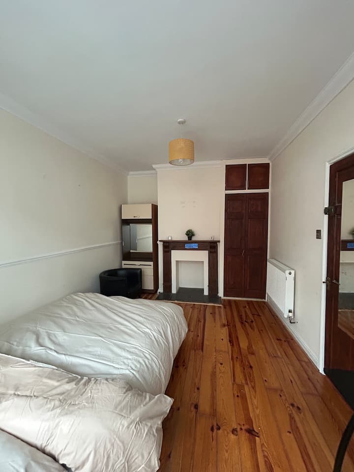 Clean, Tidy Double Bedroom - Southsea