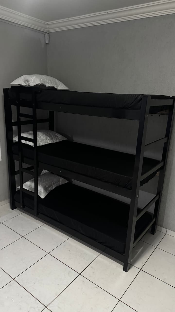 Quarto Com 6 Camas De Solteiro - Itapevi