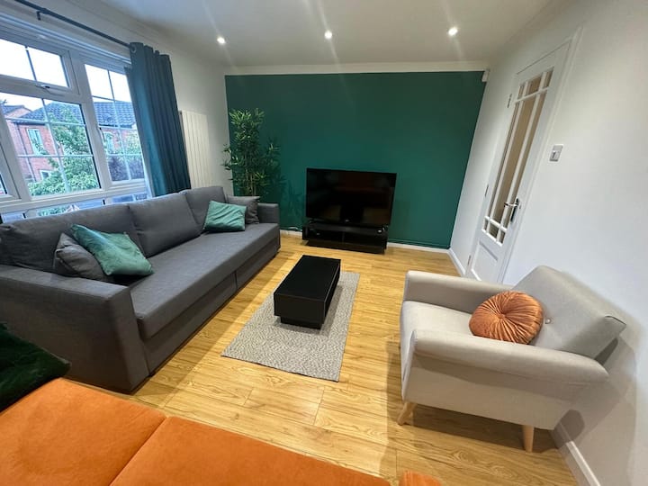 Stylish Townhouse-free Parking - Milton Keynes