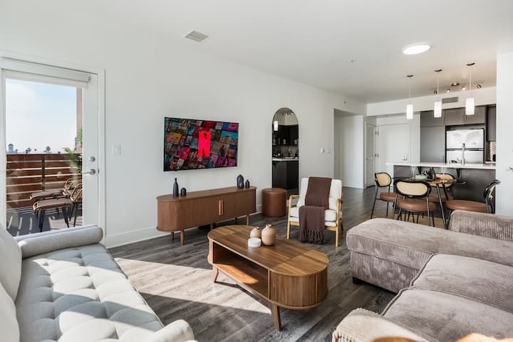 1 Bd, Free Gated Parking, Balcony | Hollywood Walk - Los Angeles, CA
