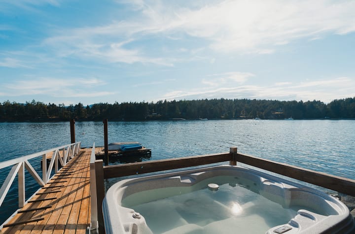 Your Cozy Seaside Sanctuary & Private Spa Getaway - Salt Spring Island
