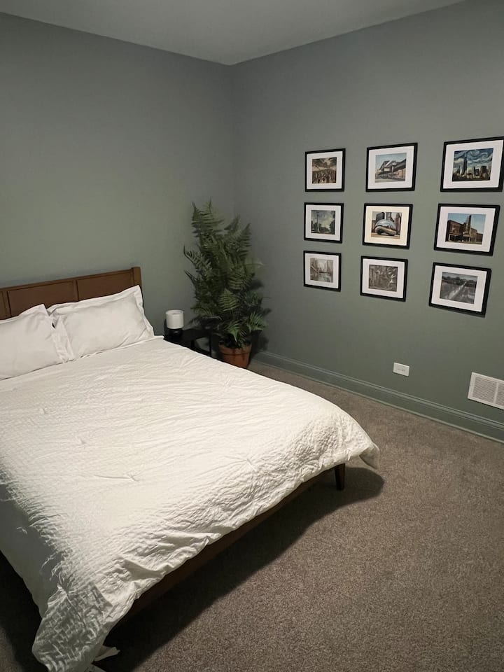 Large Unit In Prime Logan Square - Chicago, IL