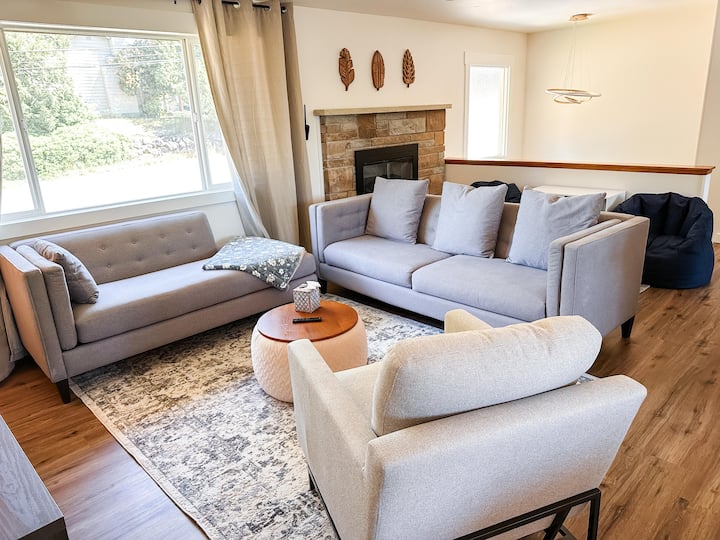 Unit A, Main Floor, Cozy Modern 3 Bed 2 Bath - Lynnwood, WA