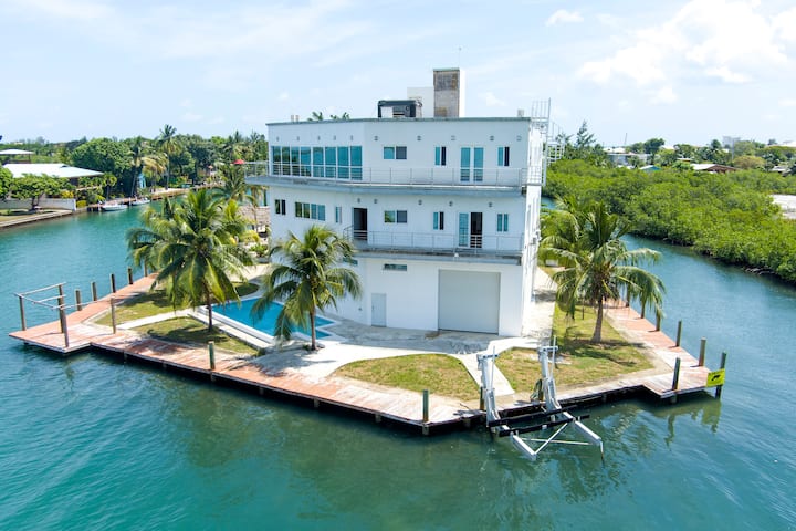 Entire Lagoon-front Apartment Flat, Placencia - Placencia