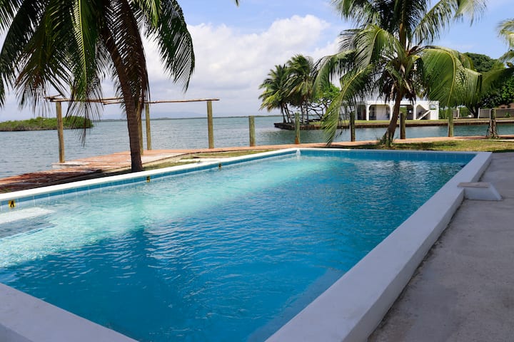 Entire Lagoon-front Apartment Flat, Placencia - Placencia
