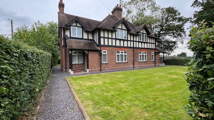Cherry Cottage On Marchwiel Hall Estate - Wrexham