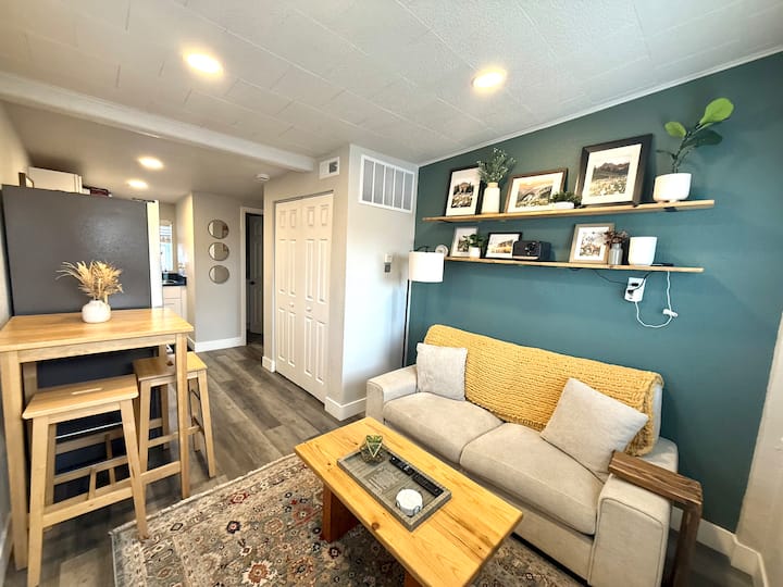 Green Haven: Smart Projector, Yard, & Fire Pit! - Colorado