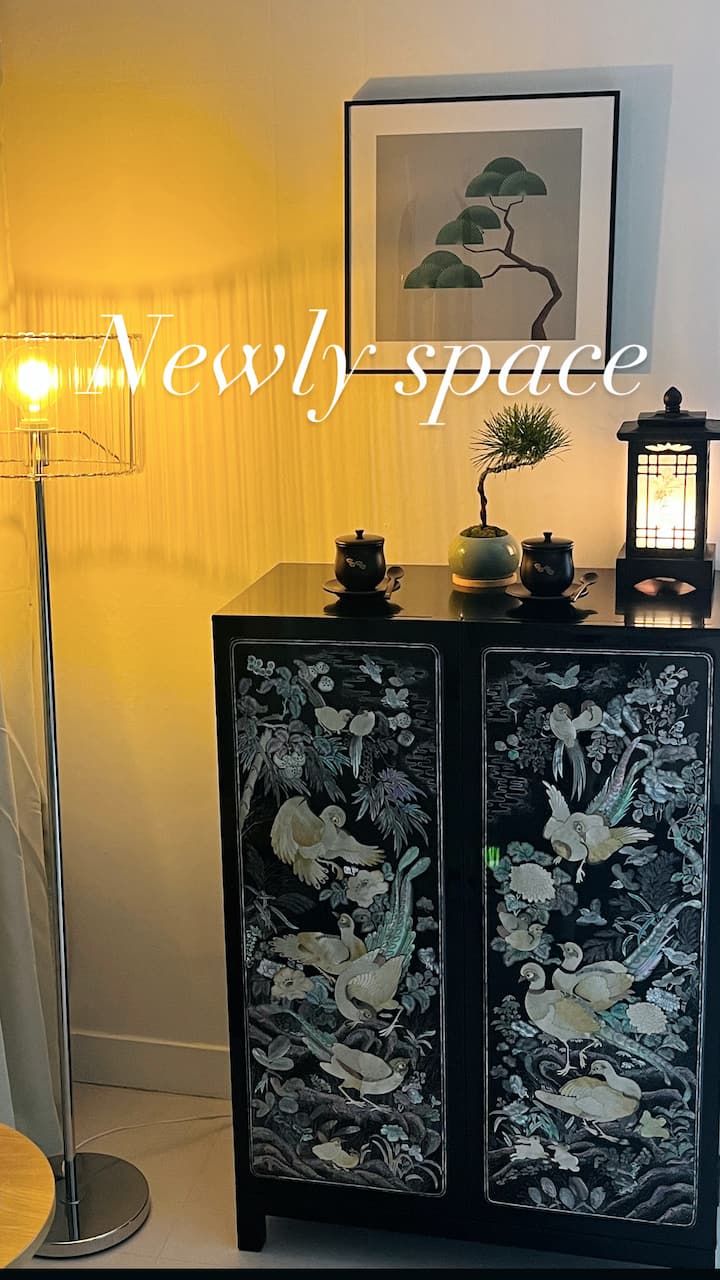 [신규.청결]공항철도직통/Dmc역 도보1분/홍대입구1정거장/명동5정거장/퀸침대3개/관광쇼핑 - Seoul Gimpo Airport (GMP)