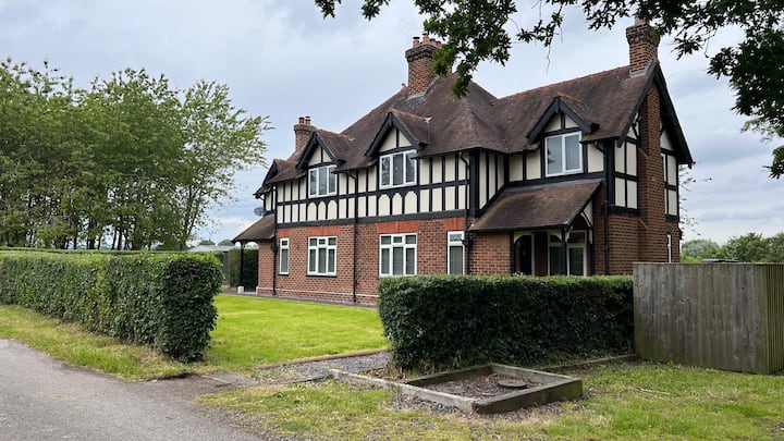 Birch Cottage On Marchwiel Hall Estate - Wrexham