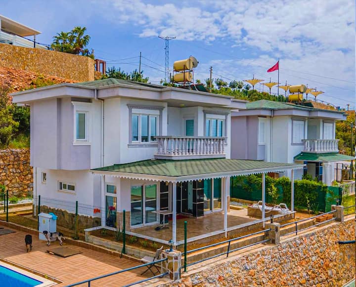 Alanya Manzaralı Havuzlu Villa - Alanya