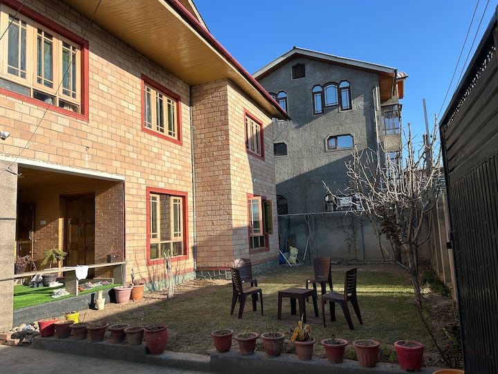 “Kashmiri Kothi Private Villa Srinagar Stay” - Srinagar