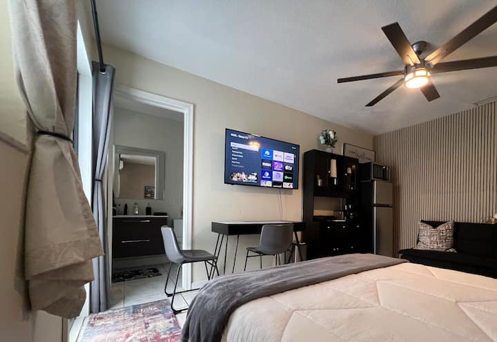 Tiny Studio - Dania Beach, FL