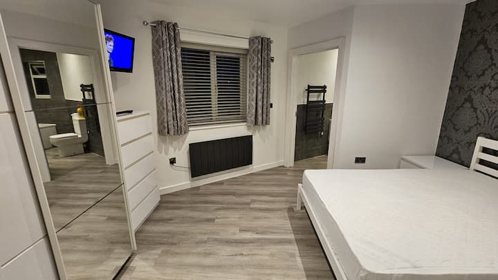 1 Bedroom Studio Flat W/parking - Sandbanks