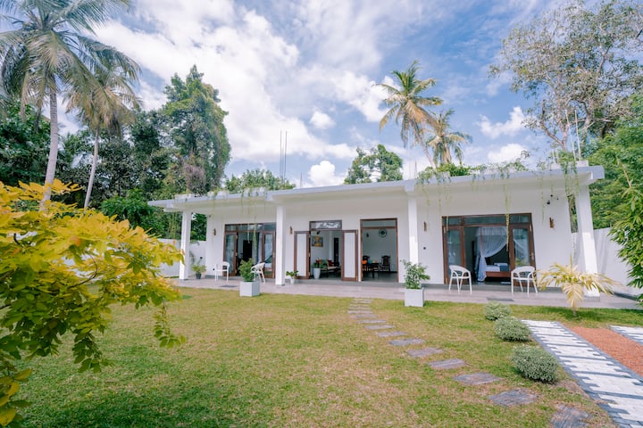 Villa Alora Mirissa Elegant Stay - Sri Lanka