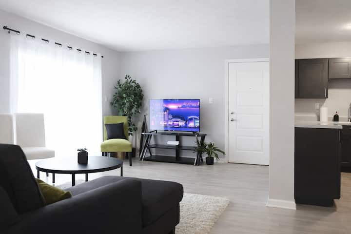 Funny Bone, Dining, Shopping, Night Clubs Near By. - Beavercreek, OH