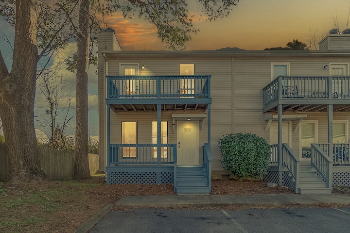 Cozy Townhouse - Virginia Beach, VA