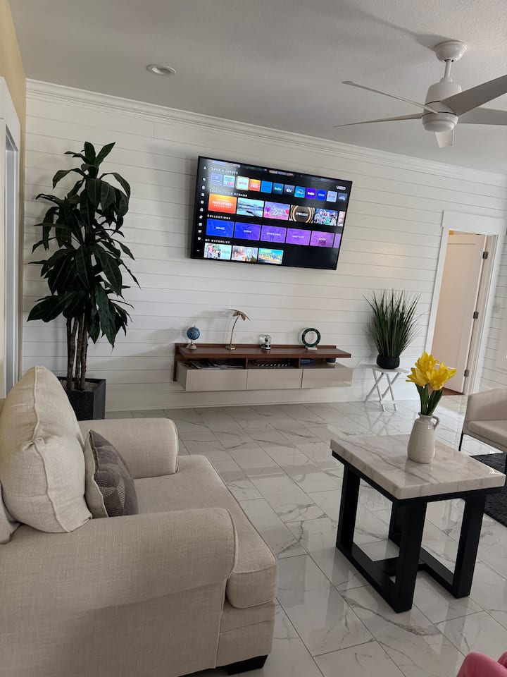 The Yellow House
A 1 Milla Del Dowtown - Manteo, NC