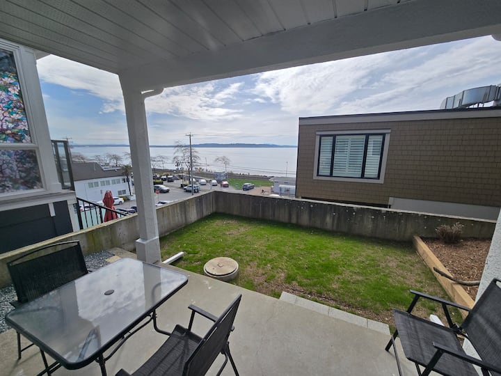 Luxury Beachfront Suite - White Rock