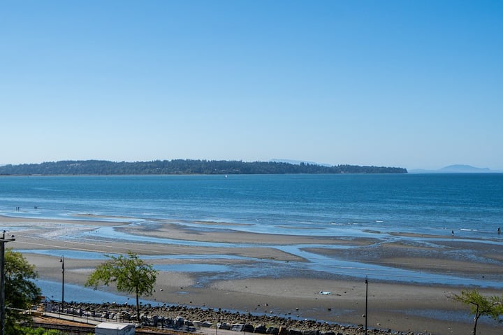 Oceanfront | Steps To Pier & Beach | Free Parking - White Rock