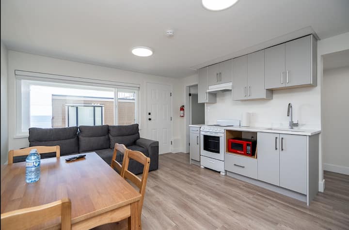 Oceanfront | Steps To Pier/beach | Free Parking - White Rock