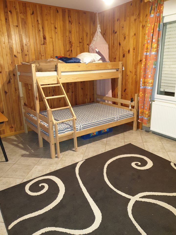 Chambre Dans Grande Maison - Die