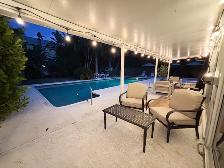 Poolside Beach House Stay - Palm Beach Gardens, FL
