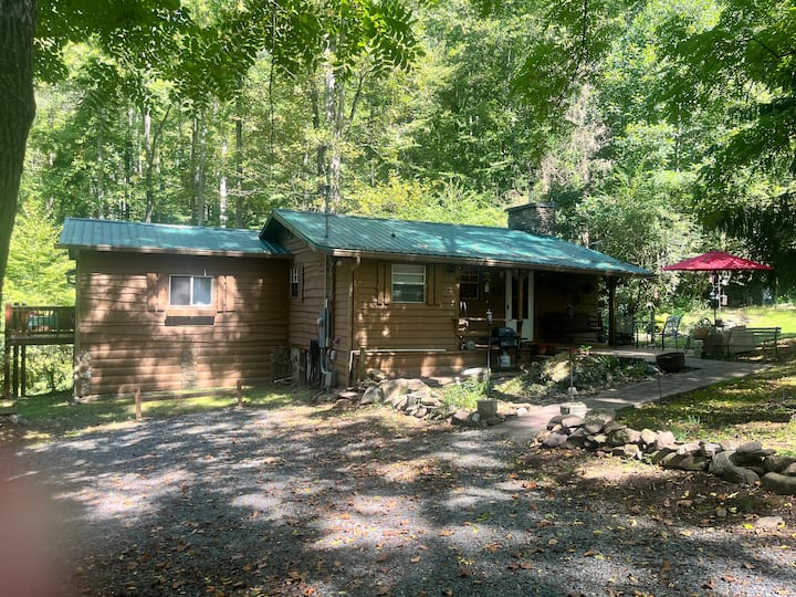 Peaceful Creekside Cabin - Robbinsville, NC