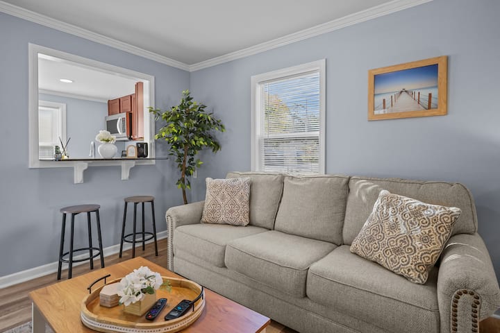 Home By Oakland Beach & Airport - Warwick, RI