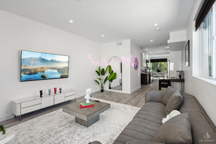 Modern 3br Townhouse With Stunning Hollywood Vie - Valley Village - Los Angeles