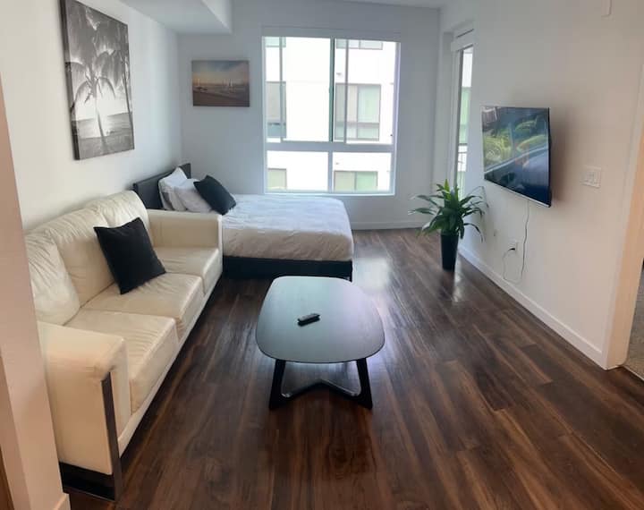 Stylish Hollywood Apt - Los Angeles, CA